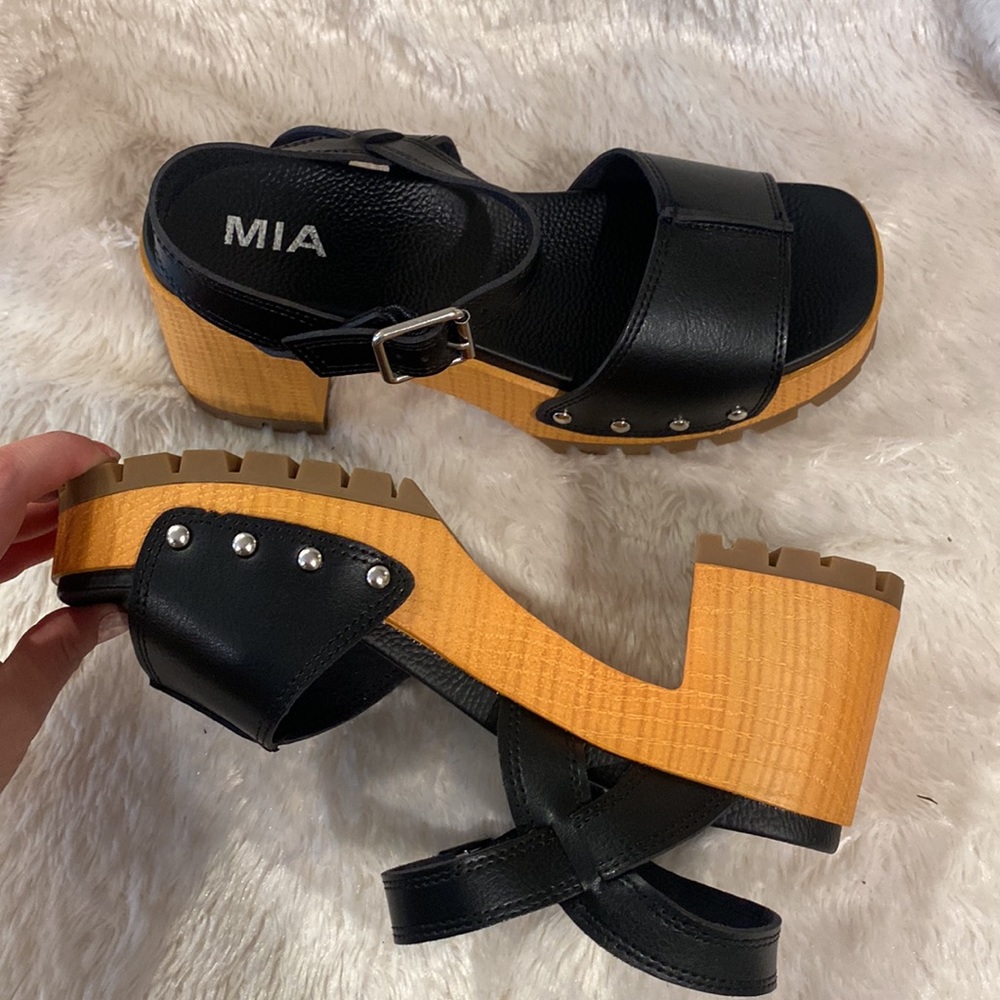 Brand New Mia Sandals . Very Comfortable - Gem